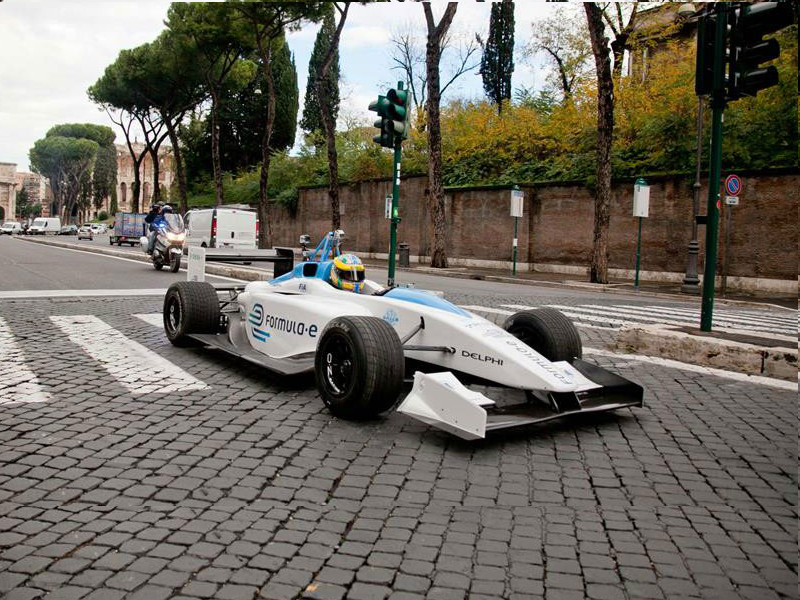 Formula E reveals ROBORACE driverless EV series for 2016 - GearOpen.com