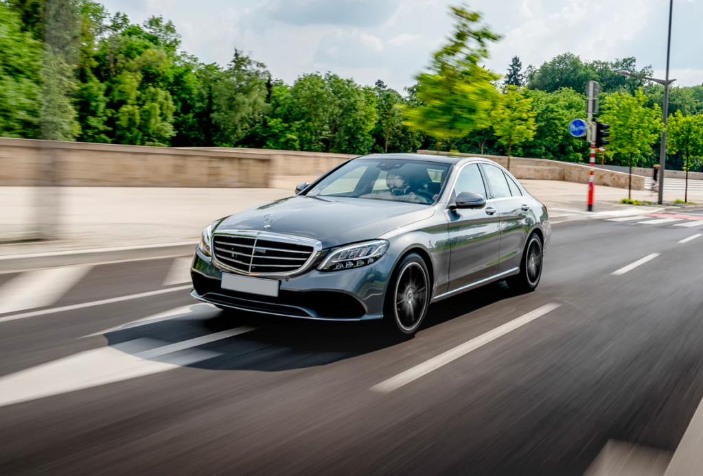 New Mercedes C-Class Saloon Review : Comfortable saloon with a wide ...