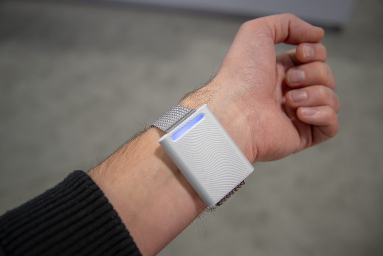 Embr Wave first look: The wearable that hacks your body temperature ...