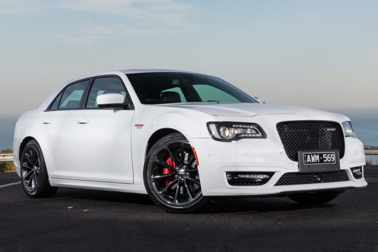 2019 Chrysler 300 SRT Review : Road Test - GearOpen.com
