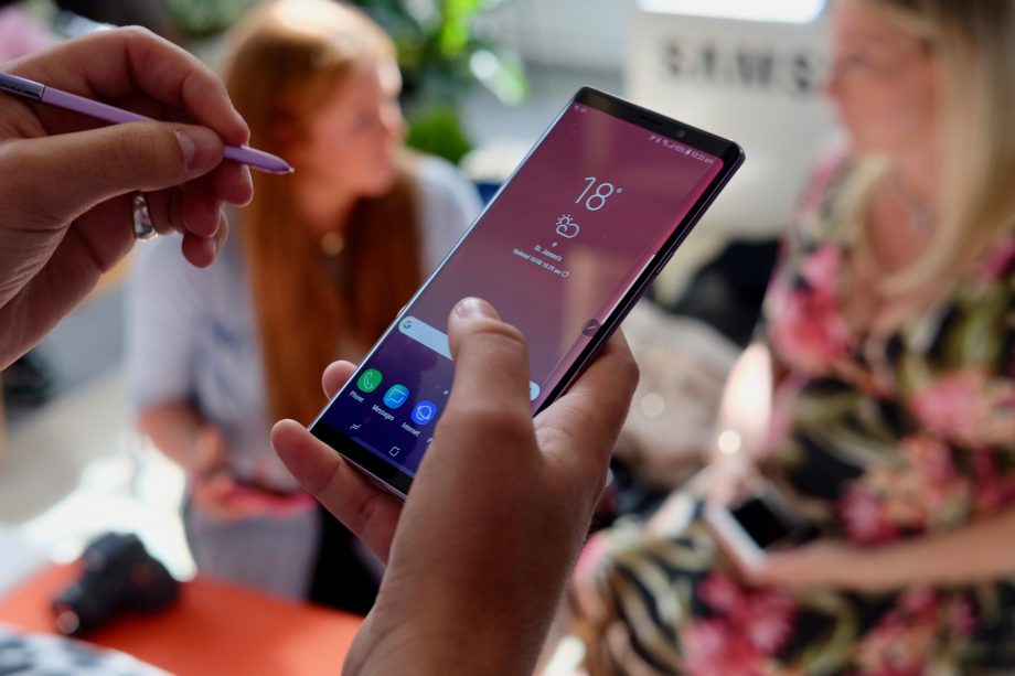 Samsung just reminded the world why iPhones are better - GearOpen.com