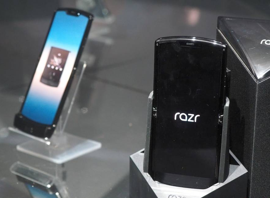 Motorola Razr 2 may impress little and fold up - GearOpen.com