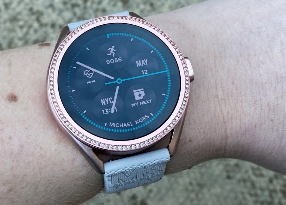 Michael Kors MKGO Gen 5E review: style and smaert - GearOpen.com