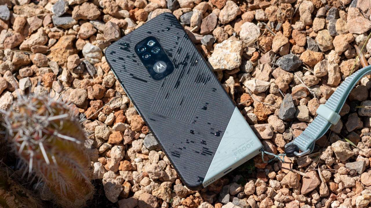 Motorola Defy rugged phone made by Bullitt - GearOpen.com