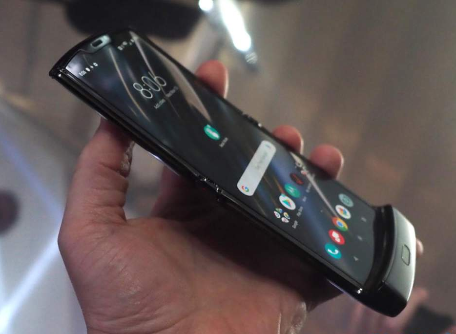 Motorola Razr foldable phone finally gets Android 11 - GearOpen.com