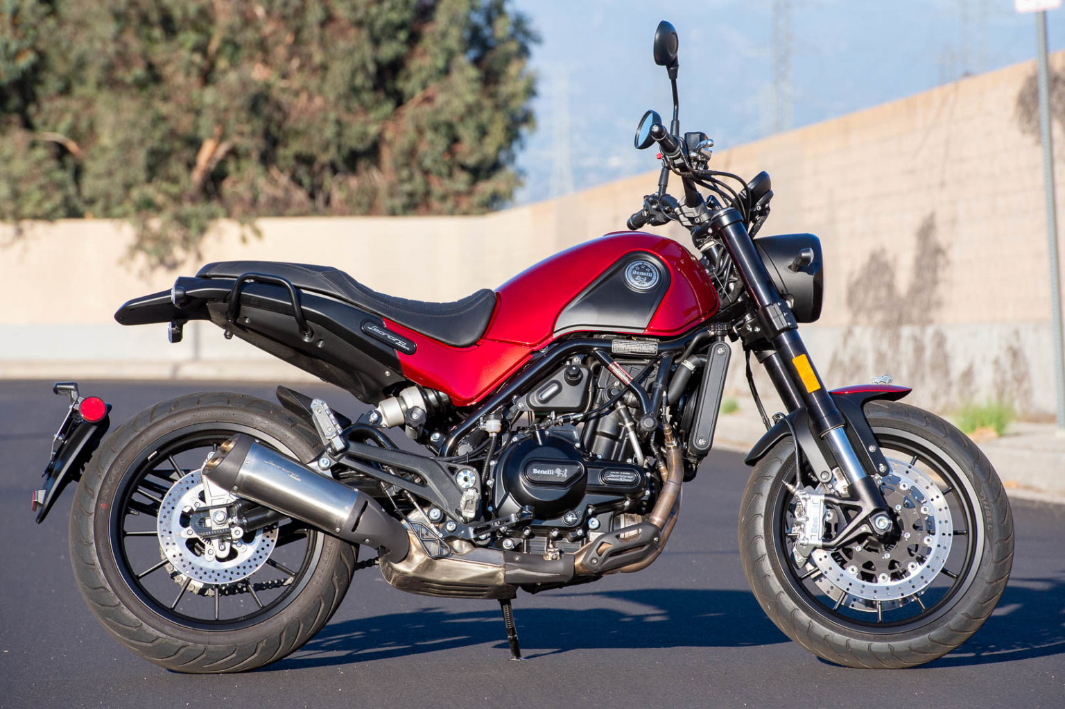 2021 Benelli Leoncino Review (15 Fast Facts for Retro Italian ...