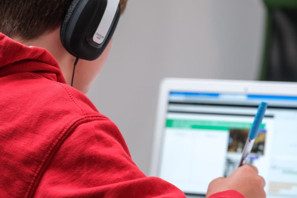 The Pros and Cons of Technology in Education - GearOpen.com